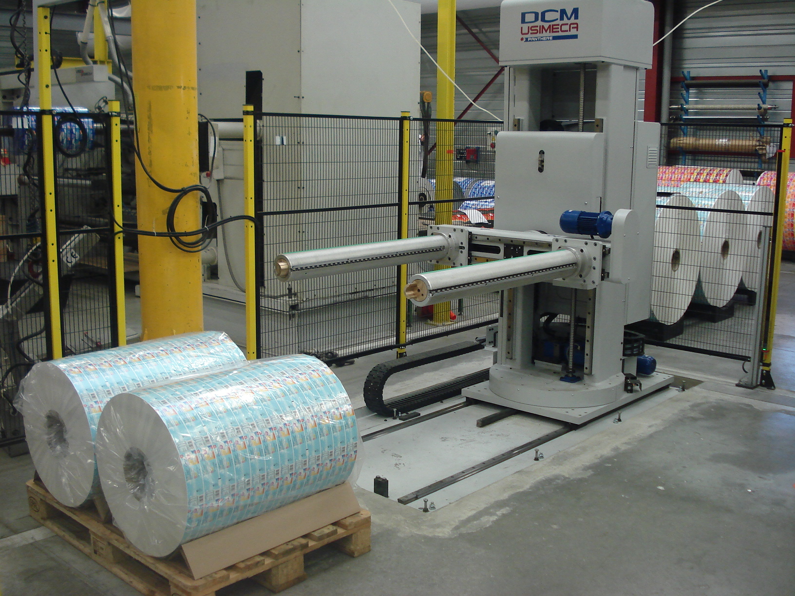 Giving a hand to material handling | Labels & Labeling