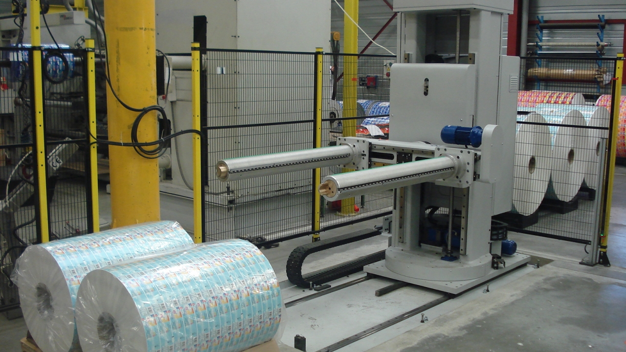 Giving a hand to material handling | Labels & Labeling